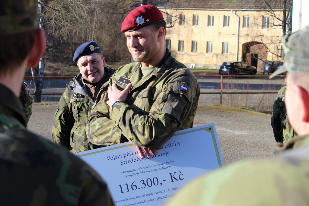 Vojáci pěší roty AZ Středočeského kraje přispěli do Vojenského fondu ...