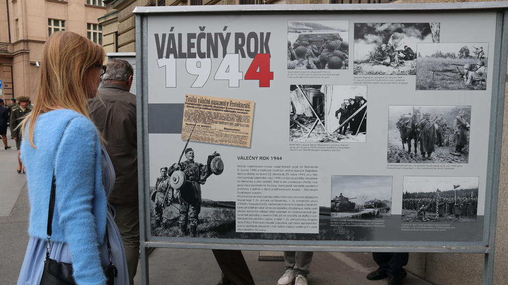 Na Vítězném náměstí v Praze je k vidění výstava o důležitém válečném ...